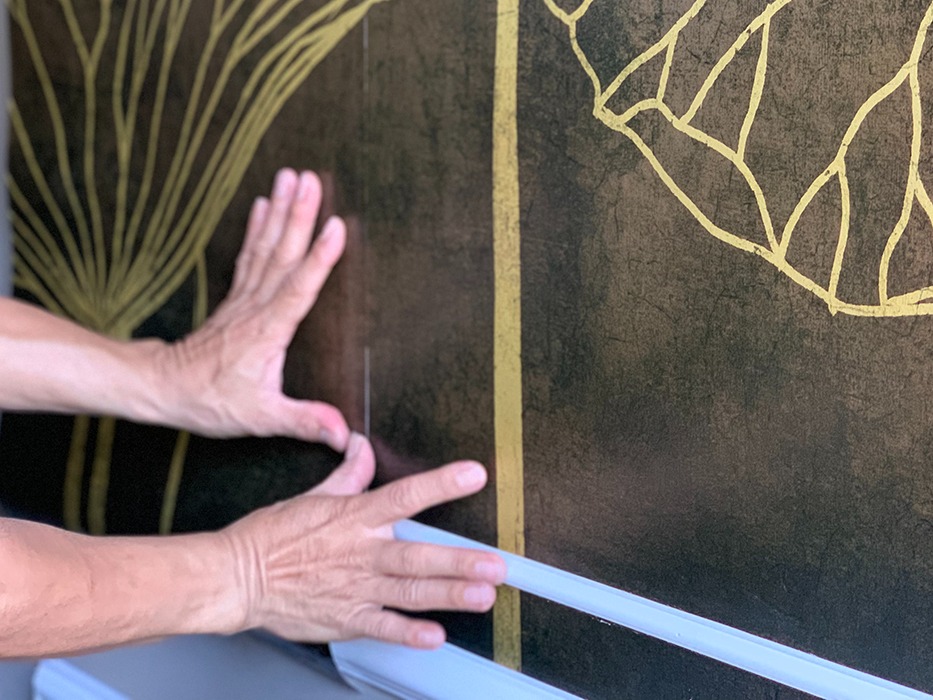 How to hang stiff wallpaper inner corners